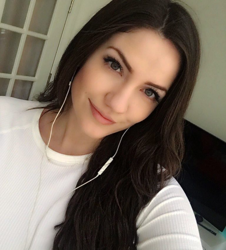 Hottest Female Twitch Streamers (Top 24) - Streamsentials
